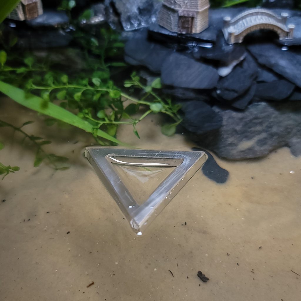 Triangle Fish Portal Feeding Ring - Aquarium Decor | Bantam.Earth